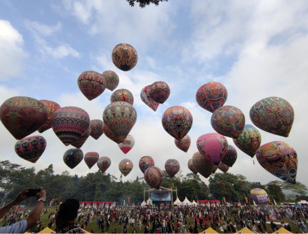 Dua Abad Wonosobo: Gelar Java Balloon Attraction 2025 - Cakrawala Media